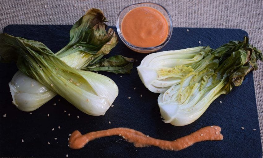 Pak Choi asado con salsa romesco - La Cocina de Berni